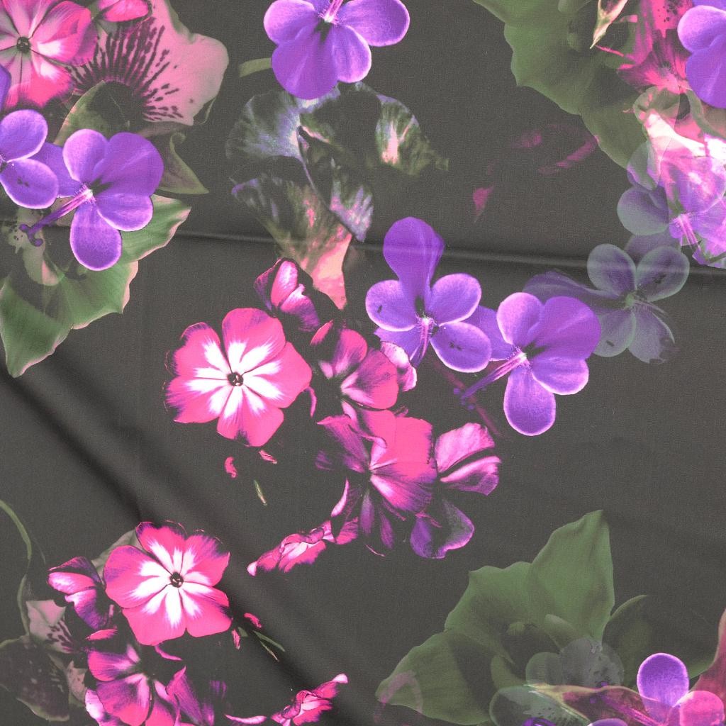 Satin Stoff Digitaldruck Blüten lila | Stoffe Werning | Stoffe Werning